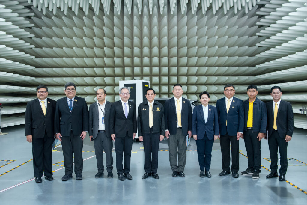 นายพีระพันธุ์ สาลีรัฐวิภาค รองนายกรัฐมนตรี และรัฐมนตรีว่าการกระทรวง ...