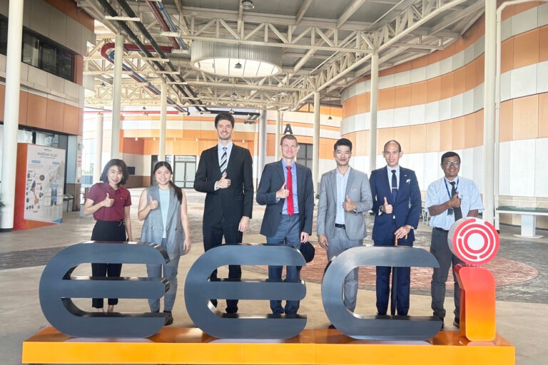 คณะผู้แทนสถานเอกอัครราชทูตสหพันธ์สาธารณรัฐเยอรมนี ประจำประเทศไทย ลง ...